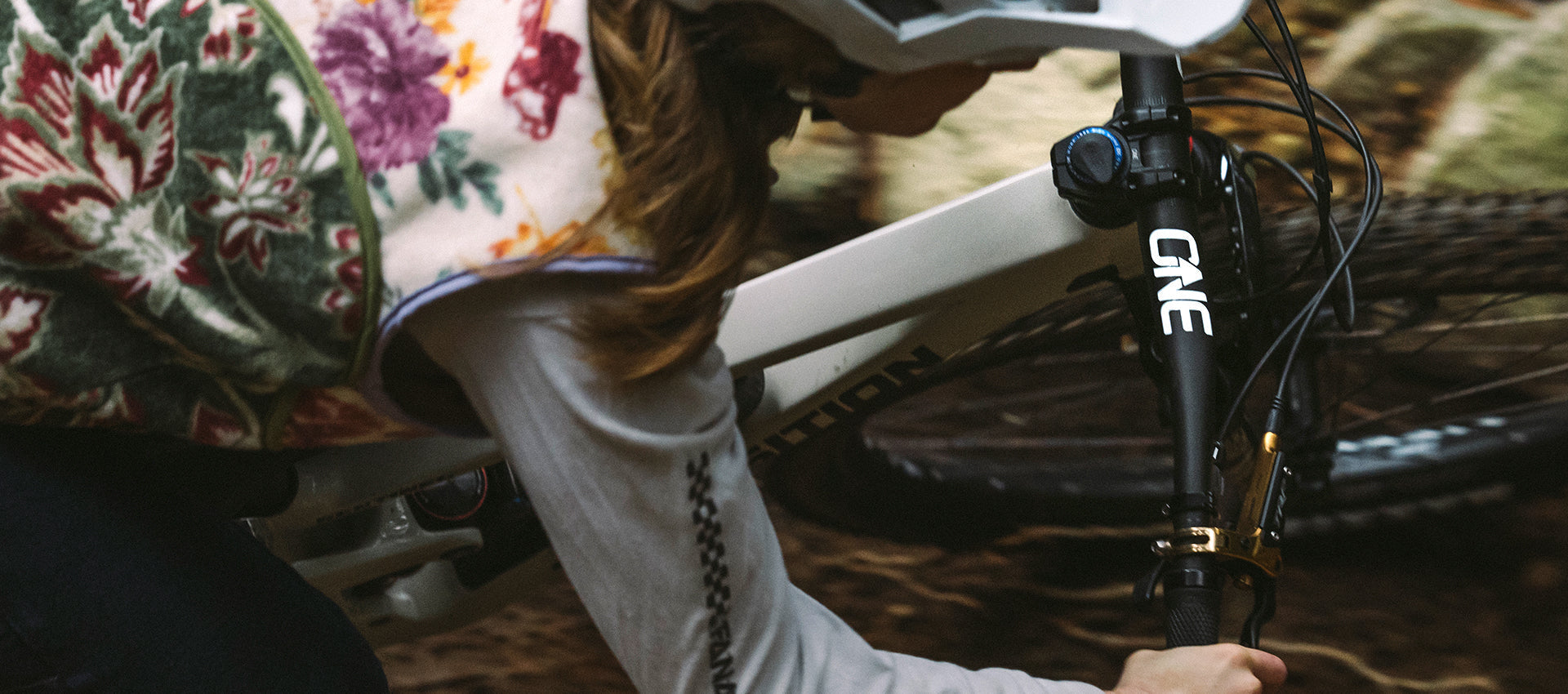 OneUp Announces New V2 Carbon Handlebar